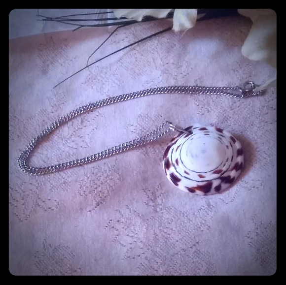 Vintage | Jewelry | Vintage Glass Shell Pendant Necklace | Poshmark